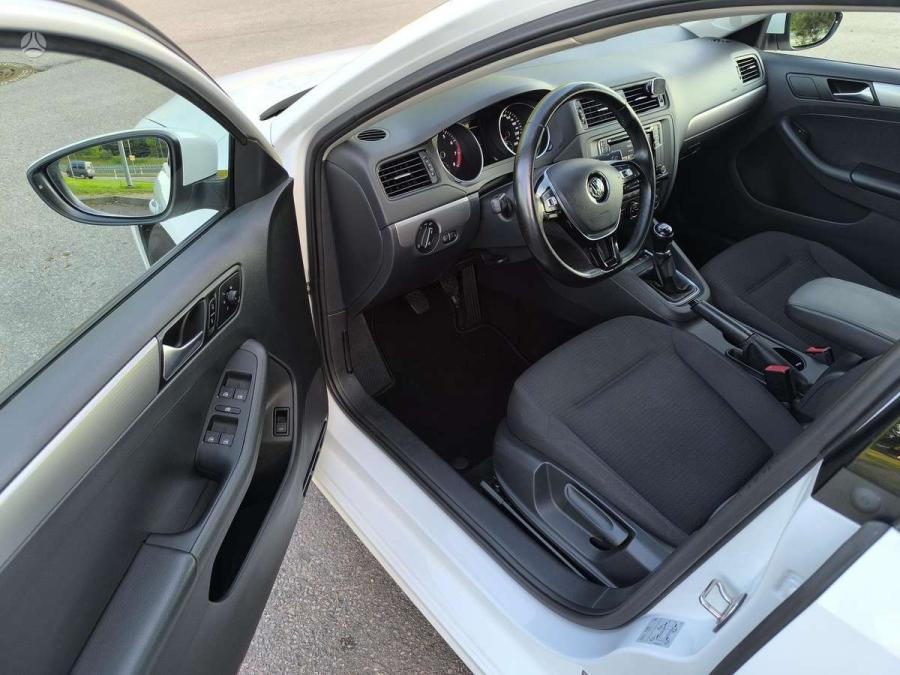 Balts Volkswagen Jetta 2016 Viļņa, ar dzinēja tilpumu 1.40 L un nobraukumu 135 tūkst. km par 6800 €, foto 25 vietnē AUTOMOTO.COM.LV