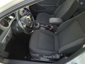 Balts Volkswagen Jetta 2016 Viļņa, ar dzinēja tilpumu 1.40 L un nobraukumu 135 tūkst. km par 6800 €, foto 29 vietnē AUTOMOTO.COM.LV