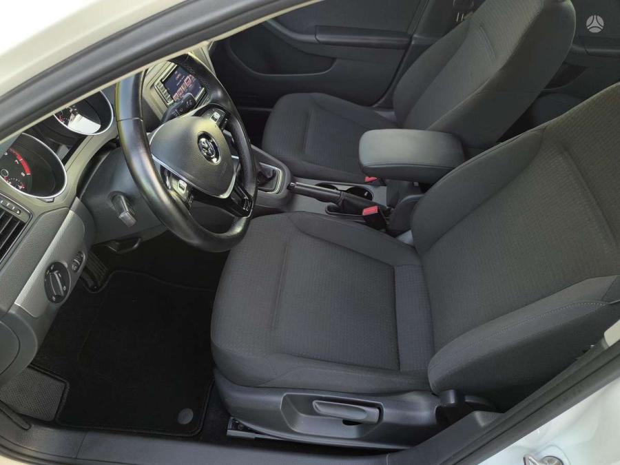 Balts Volkswagen Jetta 2016 Viļņa, ar dzinēja tilpumu 1.40 L un nobraukumu 135 tūkst. km par 6800 €, foto 29 vietnē AUTOMOTO.COM.LV