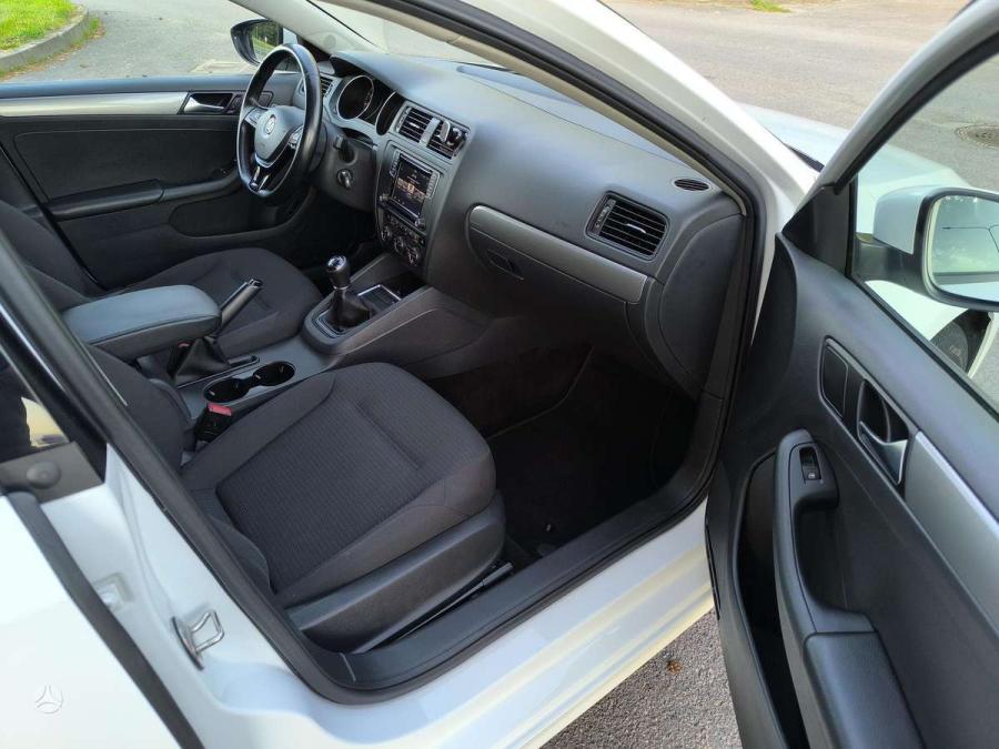 Balts Volkswagen Jetta 2016 Viļņa, ar dzinēja tilpumu 1.40 L un nobraukumu 135 tūkst. km par 6800 €, foto 34 vietnē AUTOMOTO.COM.LV
