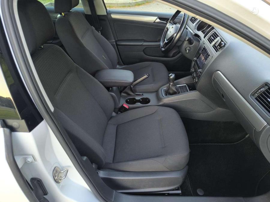 Balts Volkswagen Jetta 2016 Viļņa, ar dzinēja tilpumu 1.40 L un nobraukumu 135 tūkst. km par 6800 €, foto 35 vietnē AUTOMOTO.COM.LV
