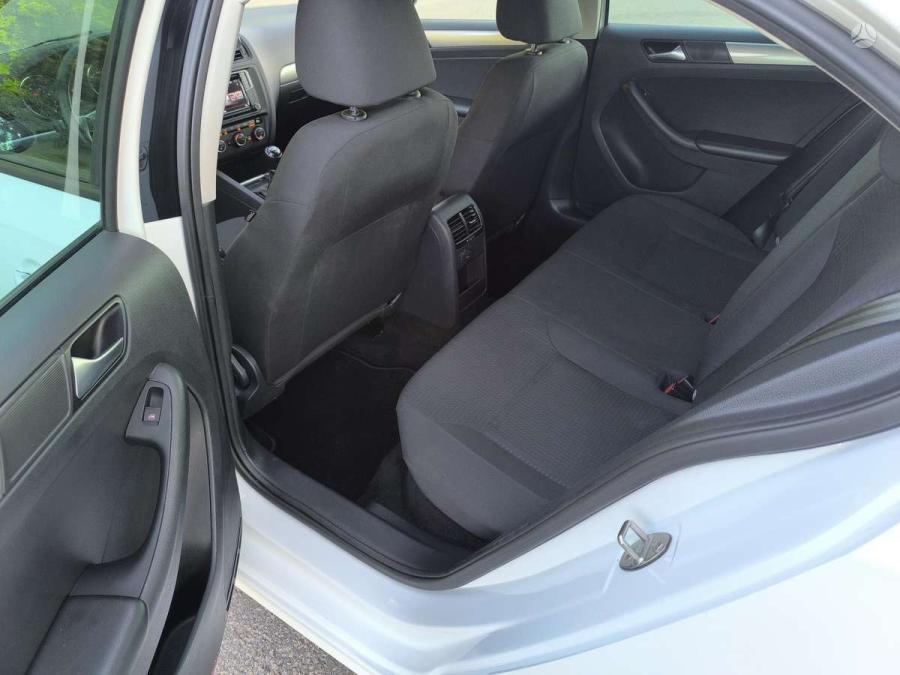 Balts Volkswagen Jetta 2016 Viļņa, ar dzinēja tilpumu 1.40 L un nobraukumu 135 tūkst. km par 6800 €, foto 39 vietnē AUTOMOTO.COM.LV