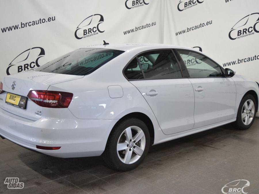 White Volkswagen Jetta 2017 in Riga, with an engine capacity of 1.40 L and mileage of 125 thousand km for 6900 €, photo 2 on AUTOMOTO.COM.LV