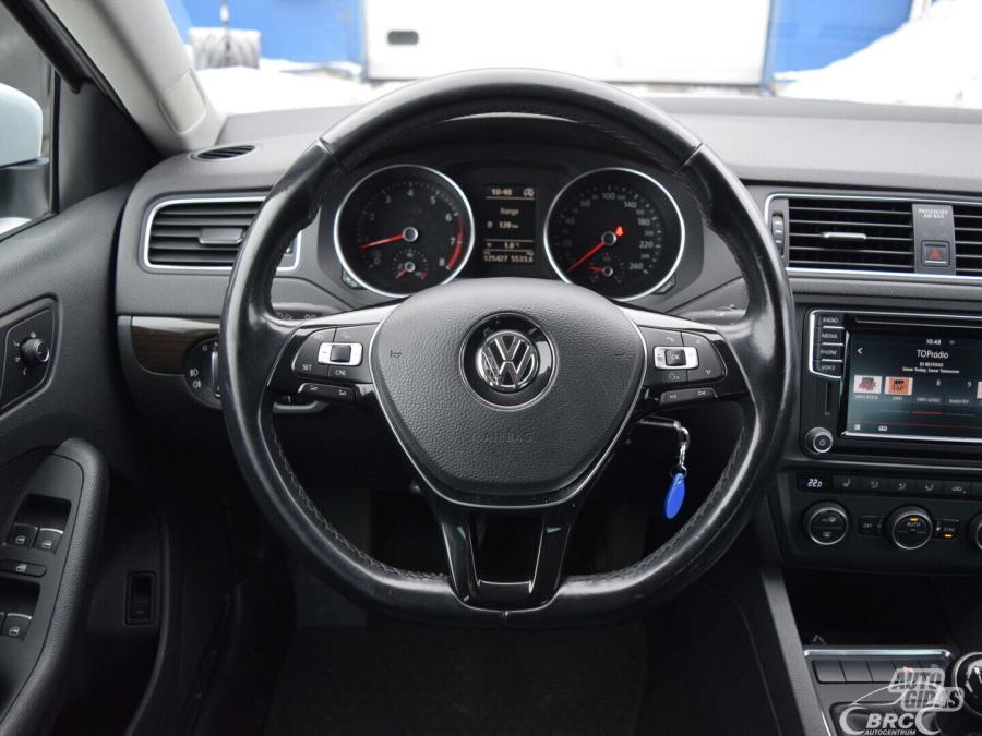 White Volkswagen Jetta 2017 in Riga, with an engine capacity of 1.40 L and mileage of 125 thousand km for 6900 €, photo 10 on AUTOMOTO.COM.LV