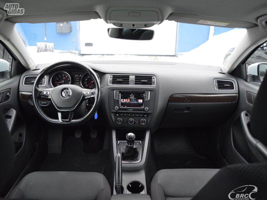 White Volkswagen Jetta 2017 in Riga, with an engine capacity of 1.40 L and mileage of 125 thousand km for 6900 €, photo 15 on AUTOMOTO.COM.LV