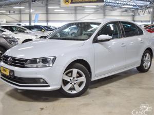 White Volkswagen Jetta 2017 in Riga, with an engine capacity of 1.40 L and mileage of 125 thousand km for 6900 €, photo 19 on AUTOMOTO.COM.LV