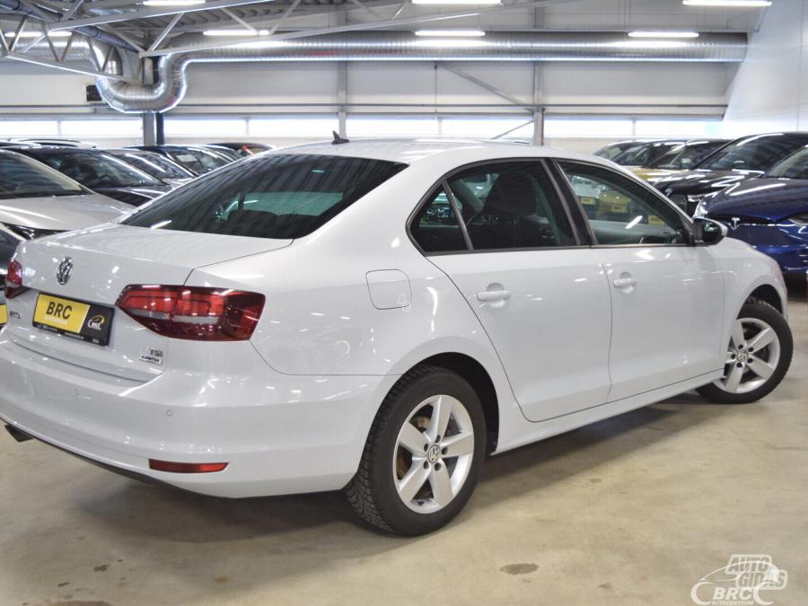 White Volkswagen Jetta 2017 in Riga, with an engine capacity of 1.40 L and mileage of 125 thousand km for 6900 €, photo 20 on AUTOMOTO.COM.LV