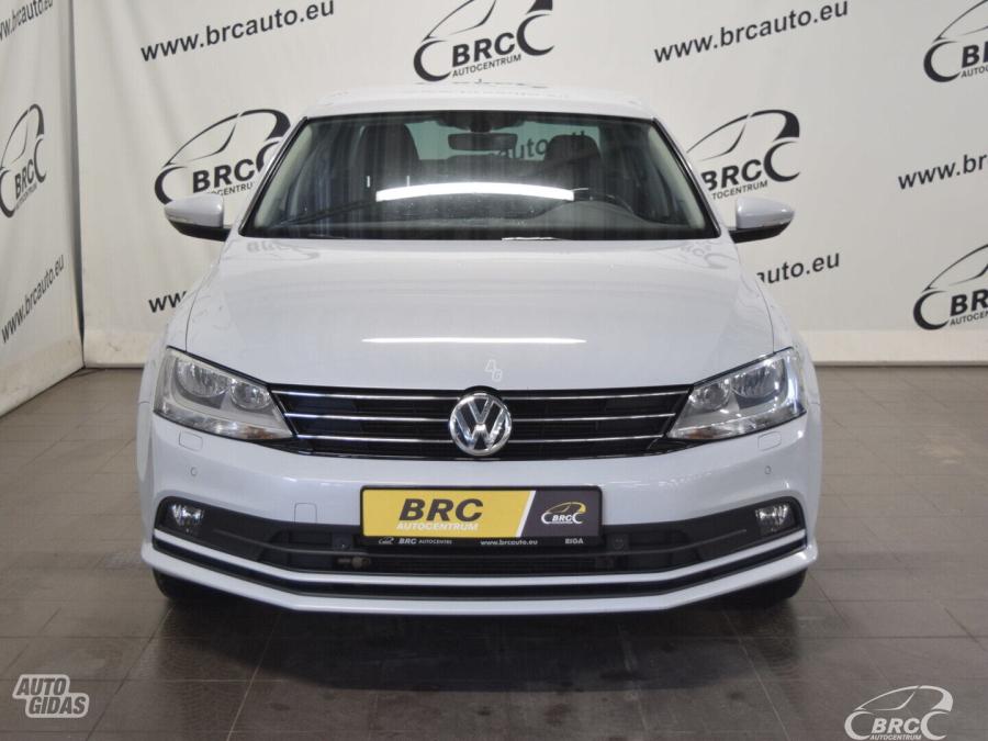 White Volkswagen Jetta 2017 in Riga, with an engine capacity of 1.40 L and mileage of 125 thousand km for 6900 €, photo 21 on AUTOMOTO.COM.LV