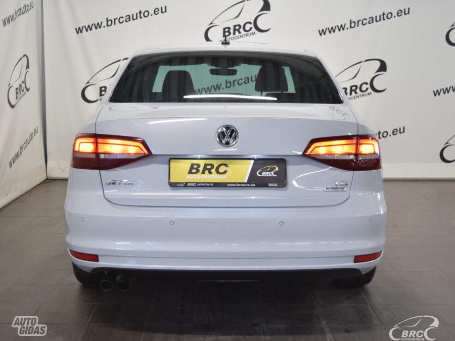 White Volkswagen Jetta 2017 in Riga, with an engine capacity of 1.40 L and mileage of 125 thousand km for 6900 €, photo 22 on AUTOMOTO.COM.LV