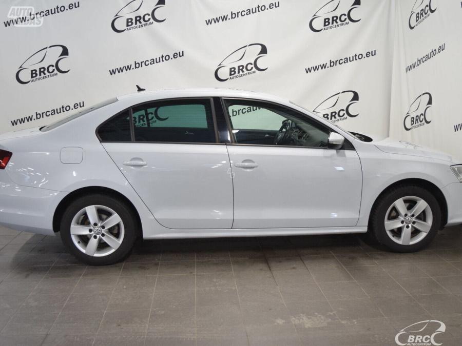 White Volkswagen Jetta 2017 in Riga, with an engine capacity of 1.40 L and mileage of 125 thousand km for 6900 €, photo 24 on AUTOMOTO.COM.LV