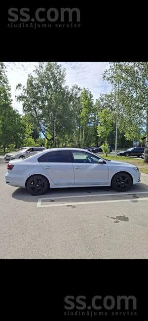 Balts Volkswagen Jetta 2017 Rīga, ar dzinēja tilpumu 1.40 L un nobraukumu 153 tūkst. km par 6800 €, foto  vietnē AUTOMOTO.COM.LV