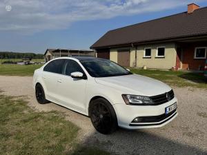 White Volkswagen Jetta 2017 in Silute, with an engine capacity of 1.80 L and mileage of 186 thousand km for 6900 €, photo 3 on AUTOMOTO.COM.LV