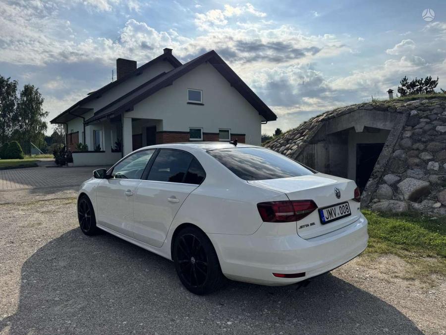 White Volkswagen Jetta 2017 in Silute, with an engine capacity of 1.80 L and mileage of 186 thousand km for 6900 €, photo 4 on AUTOMOTO.COM.LV