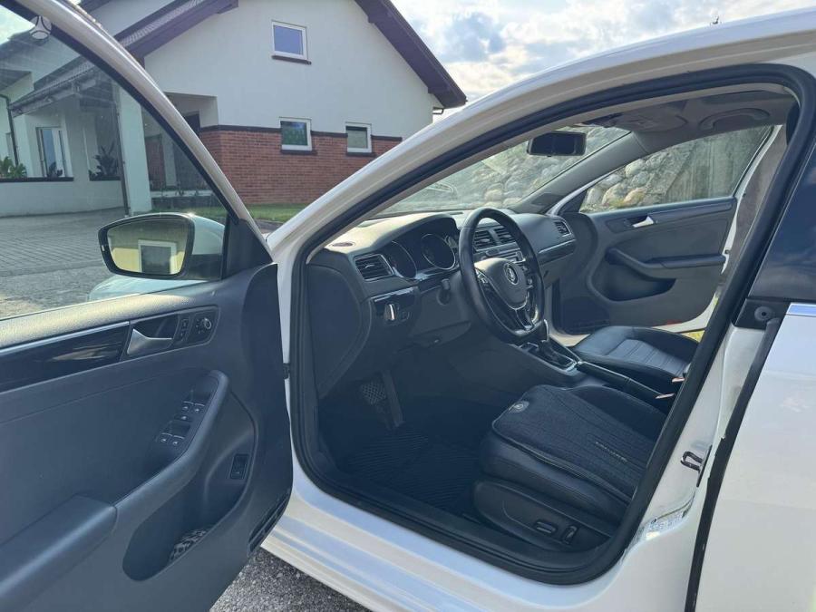 White Volkswagen Jetta 2017 in Silute, with an engine capacity of 1.80 L and mileage of 186 thousand km for 6900 €, photo 6 on AUTOMOTO.COM.LV