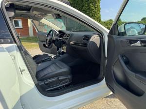 White Volkswagen Jetta 2017 in Silute, with an engine capacity of 1.80 L and mileage of 186 thousand km for 6900 €, photo 7 on AUTOMOTO.COM.LV