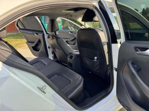 White Volkswagen Jetta 2017 in Silute, with an engine capacity of 1.80 L and mileage of 186 thousand km for 6900 €, photo 9 on AUTOMOTO.COM.LV