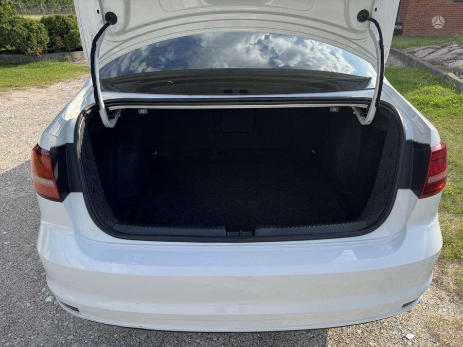 White Volkswagen Jetta 2017 in Silute, with an engine capacity of 1.80 L and mileage of 186 thousand km for 6900 €, photo 10 on AUTOMOTO.COM.LV
