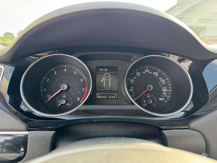 White Volkswagen Jetta 2017 in Silute, with an engine capacity of 1.80 L and mileage of 186 thousand km for 6900 €, photo 12 on AUTOMOTO.COM.LV