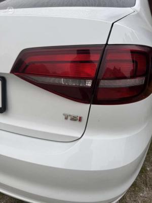 White Volkswagen Jetta 2017 in Silute, with an engine capacity of 1.80 L and mileage of 186 thousand km for 6900 €, photo 15 on AUTOMOTO.COM.LV