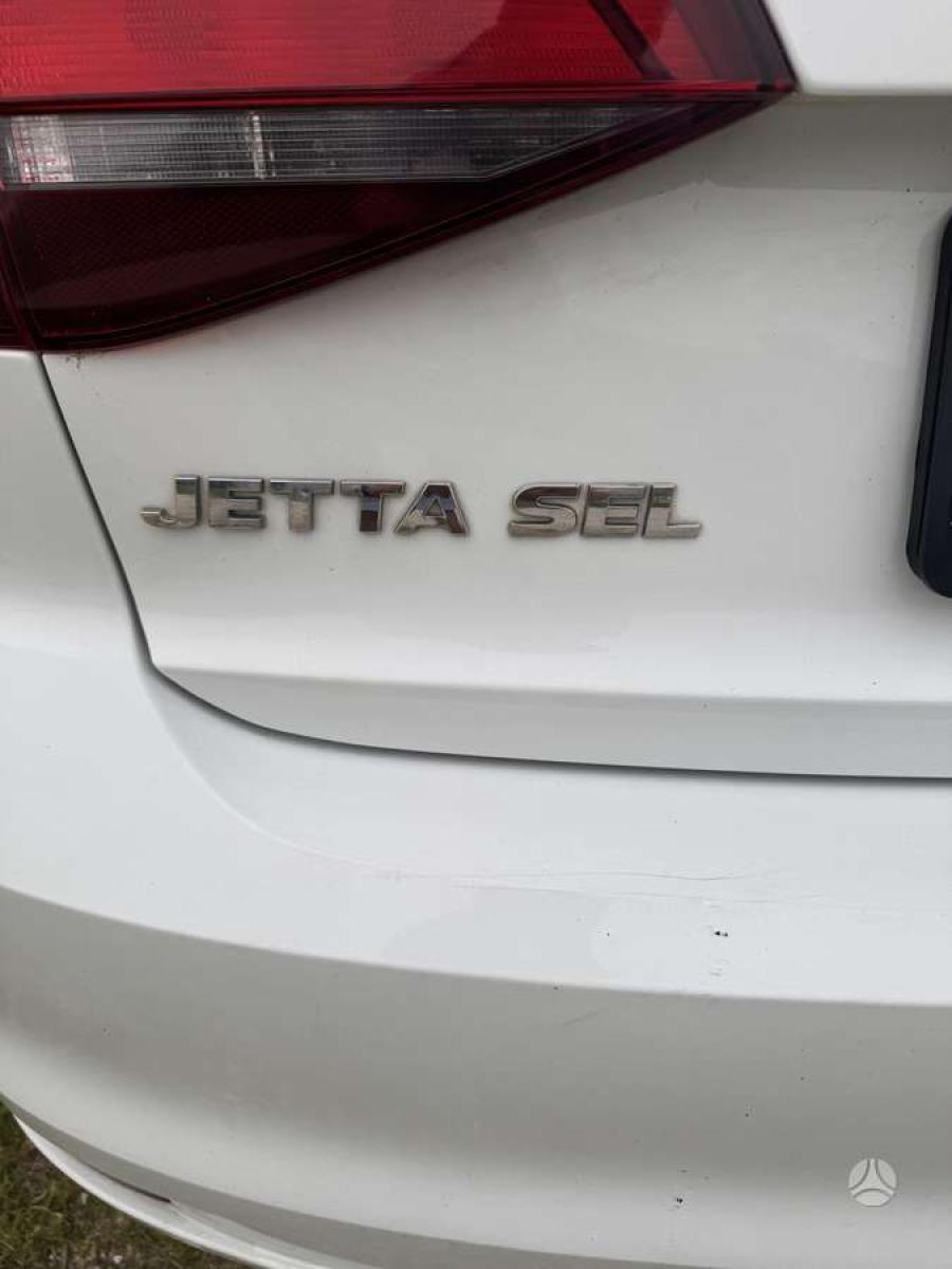 White Volkswagen Jetta 2017 in Silute, with an engine capacity of 1.80 L and mileage of 186 thousand km for 6900 €, photo 16 on AUTOMOTO.COM.LV