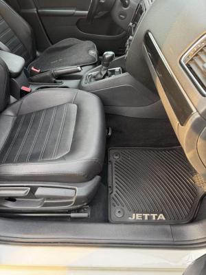 White Volkswagen Jetta 2017 in Silute, with an engine capacity of 1.80 L and mileage of 186 thousand km for 6900 €, photo 17 on AUTOMOTO.COM.LV