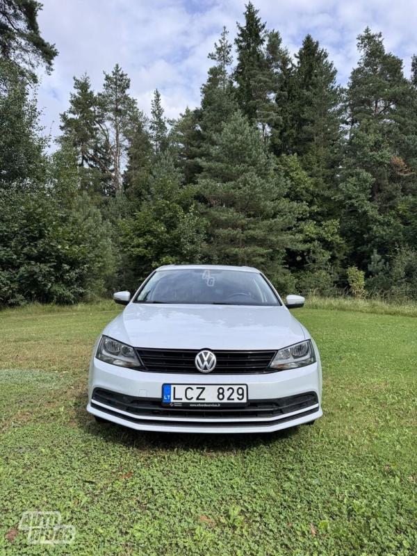 White Volkswagen Jetta 2017 in Mazeikiai, with an engine capacity of 1.40 L and mileage of 122 thousand km for 8500 €, photo 1 on AUTOMOTO.COM.LV