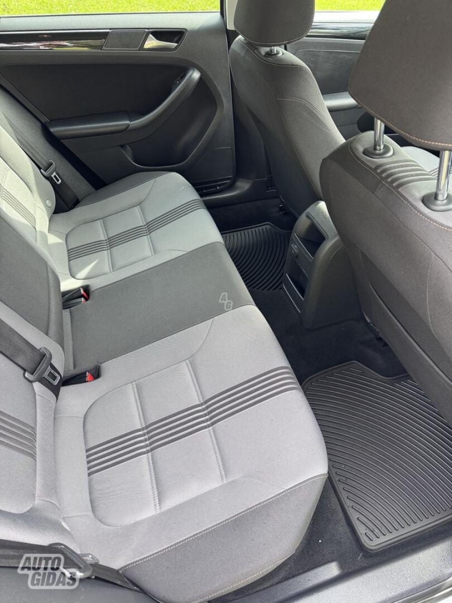 Balts Volkswagen Jetta 2017 Mažeikiai, ar dzinēja tilpumu 1.40 L un nobraukumu 122 tūkst. km par 8500 €, foto 6 vietnē AUTOMOTO.COM.LV