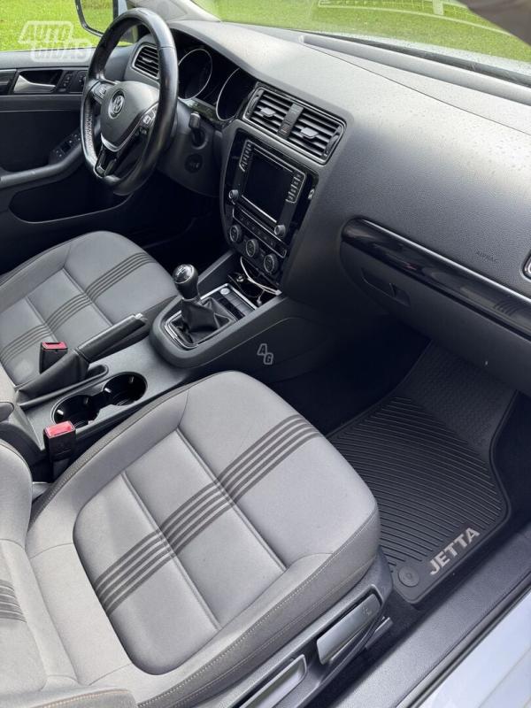 White Volkswagen Jetta 2017 in Mazeikiai, with an engine capacity of 1.40 L and mileage of 122 thousand km for 8500 €, photo 6 on AUTOMOTO.COM.LV