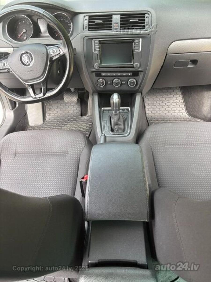 White Volkswagen Jetta 2018 in Tallinn, with an engine capacity of 1.40 L and mileage of 83 thousand km for 8900 €, photo 2 on AUTOMOTO.COM.LV