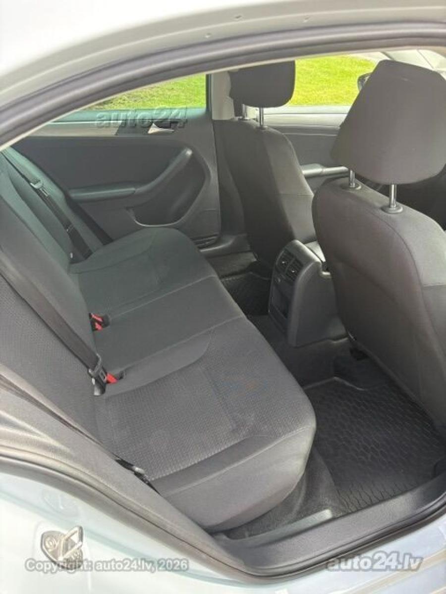 White Volkswagen Jetta 2018 in Tallinn, with an engine capacity of 1.40 L and mileage of 83 thousand km for 8900 €, photo 5 on AUTOMOTO.COM.LV