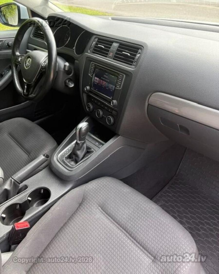 White Volkswagen Jetta 2018 in Tallinn, with an engine capacity of 1.40 L and mileage of 83 thousand km for 8900 €, photo 6 on AUTOMOTO.COM.LV