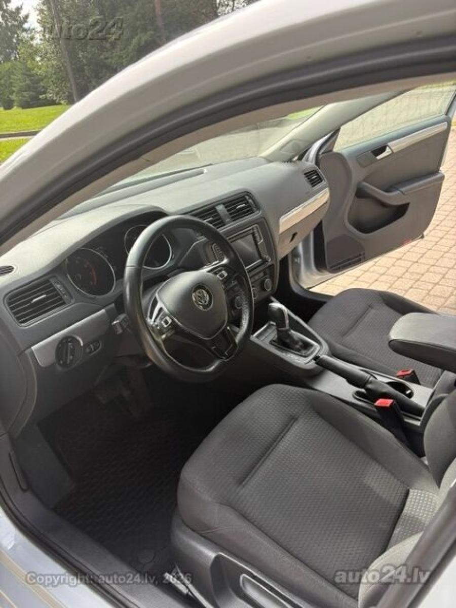 White Volkswagen Jetta 2018 in Tallinn, with an engine capacity of 1.40 L and mileage of 83 thousand km for 8900 €, photo 12 on AUTOMOTO.COM.LV