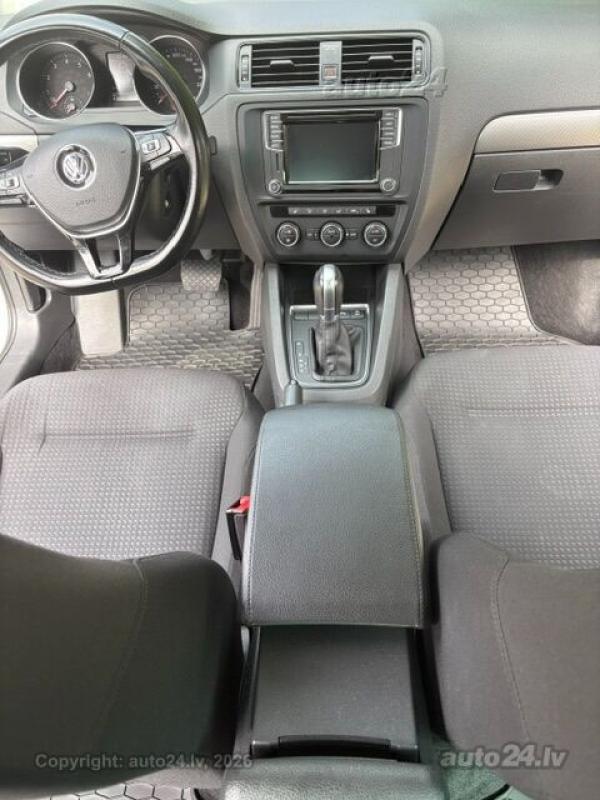 White Volkswagen Jetta 2018 in Tallinn, with an engine capacity of 1.40 L and mileage of 83 thousand km for 8900 €, photo 1 on AUTOMOTO.COM.LV