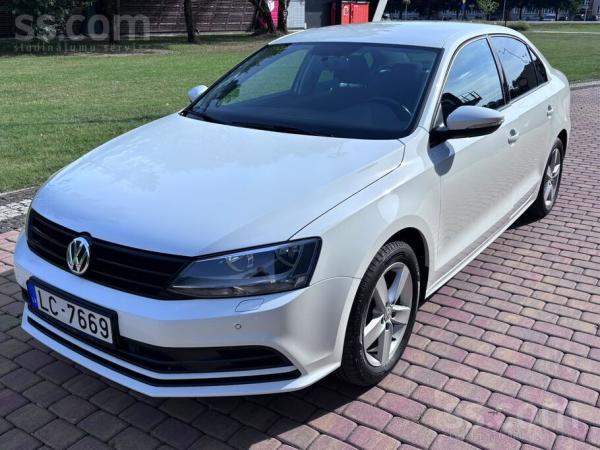 Balts Volkswagen Jetta 2018 Rīga, ar dzinēja tilpumu 1.40 L un nobraukumu 161 tūkst. km par 5550 €, foto  vietnē AUTOMOTO.COM.LV