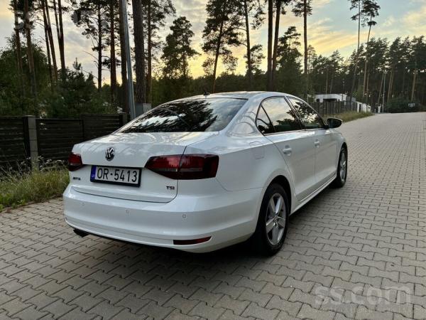 White Volkswagen Jetta 2018 in Riga, with an engine capacity of 1.40 L and mileage of 160 thousand km for 7500 €, photo 9 on AUTOMOTO.COM.LV