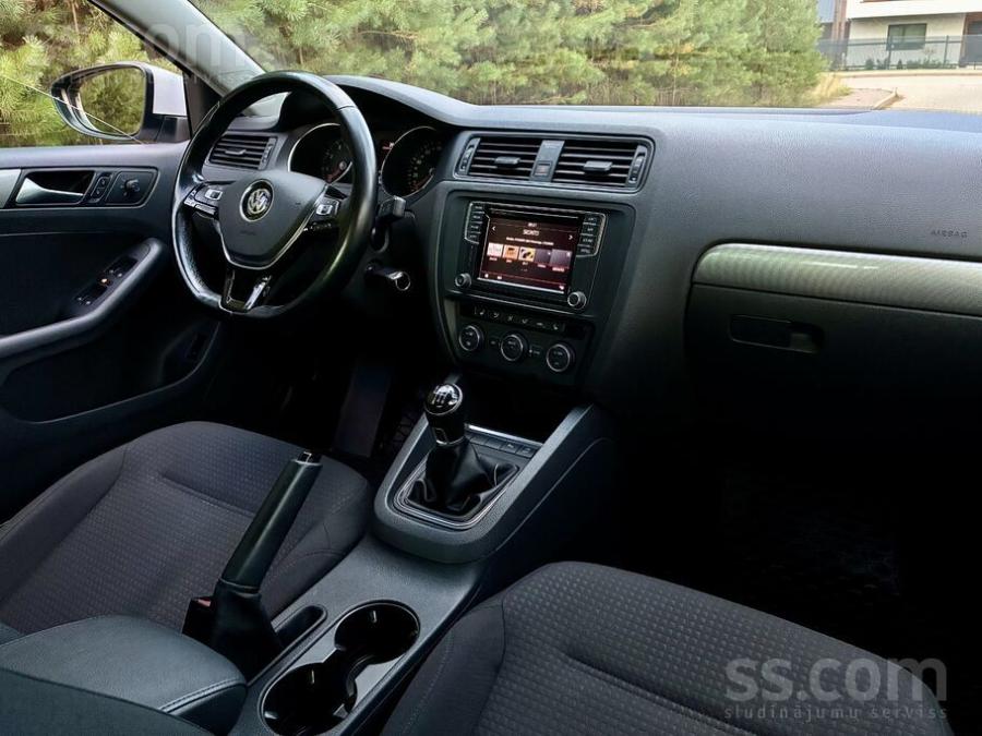 Balts Volkswagen Jetta 2018 Rīga, ar dzinēja tilpumu 1.40 L un nobraukumu 160 tūkst. km par 7500 €, foto 17 vietnē AUTOMOTO.COM.LV