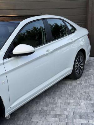 White Volkswagen Jetta 2019 in Kaunas, with an engine capacity of 1.40 L and mileage of 59 thousand km for 11400 €, photo 4 on AUTOMOTO.COM.LV