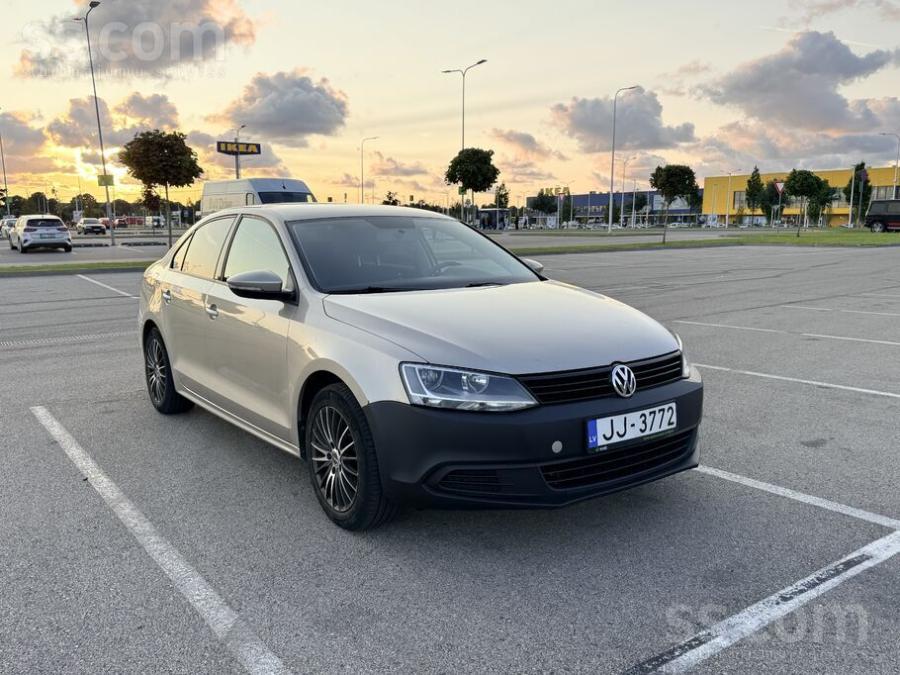 Yellow Volkswagen Jetta 2013 in Riga, with an engine capacity of 1.60 L and mileage of 193 thousand km for 3500 €, photo 2 on AUTOMOTO.COM.LV