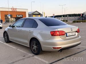 Yellow Volkswagen Jetta 2013 in Riga, with an engine capacity of 1.60 L and mileage of 193 thousand km for 3500 €, photo 3 on AUTOMOTO.COM.LV