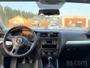 Yellow Volkswagen Jetta 2013 in Riga, with an engine capacity of 1.60 L and mileage of 193 thousand km for 3500 €, photo 5 on AUTOMOTO.COM.LV