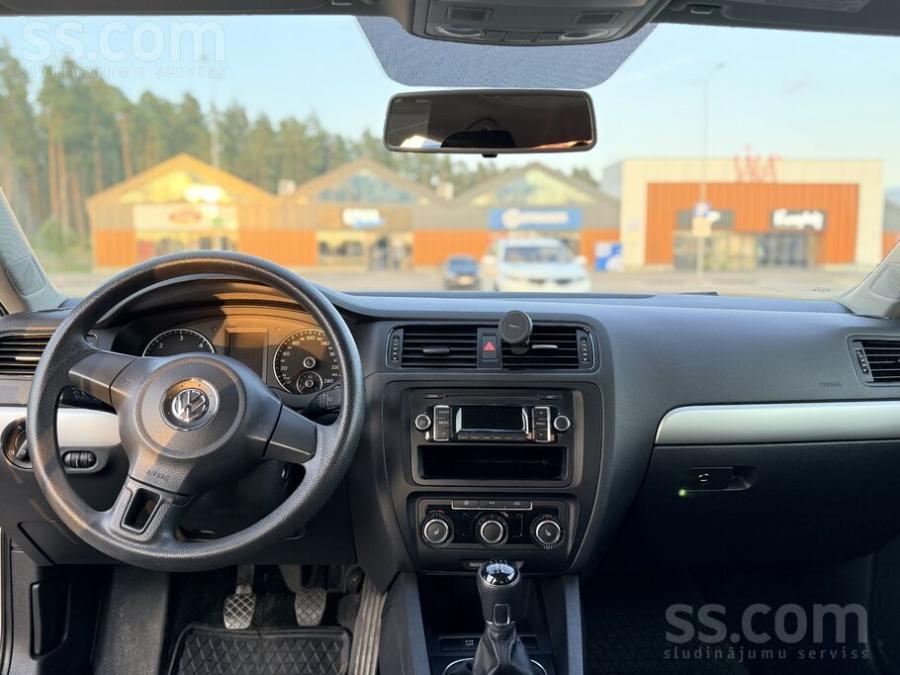 Yellow Volkswagen Jetta 2013 in Riga, with an engine capacity of 1.60 L and mileage of 193 thousand km for 3500 €, photo 5 on AUTOMOTO.COM.LV