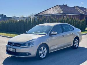 Yellow Volkswagen Jetta 2013 in Vilnius, with an engine capacity of 1.60 L and mileage of 280 thousand km for 3700 €, photo 1 on AUTOMOTO.COM.LV