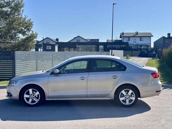 Dzeltens Volkswagen Jetta 2013 Viļņa, ar dzinēja tilpumu 1.60 L un nobraukumu 280 tūkst. km par 3700 €, foto 3 vietnē AUTOMOTO.COM.LV