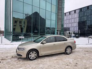 Yellow Volkswagen Jetta 2014 in Vilnius, with an engine capacity of 1.60 L and mileage of 159 thousand km for 3650 €, photo  on AUTOMOTO.COM.LV