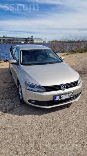 Yellow Volkswagen Jetta 2014 in Riga, with an engine capacity of 1.40 L and mileage of 253 thousand km for 4870 €, photo 3 on AUTOMOTO.COM.LV