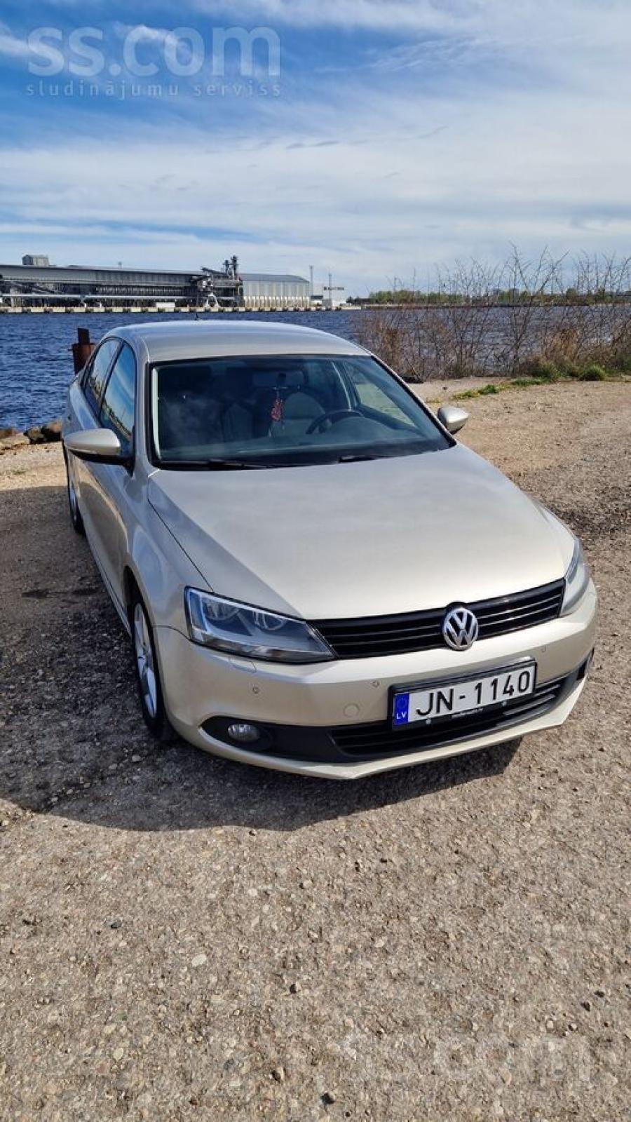 Yellow Volkswagen Jetta 2014 in Riga, with an engine capacity of 1.40 L and mileage of 253 thousand km for 4870 €, photo 3 on AUTOMOTO.COM.LV