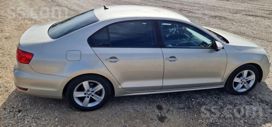 Yellow Volkswagen Jetta 2014 in Riga, with an engine capacity of 1.40 L and mileage of 253 thousand km for 4870 €, photo 5 on AUTOMOTO.COM.LV