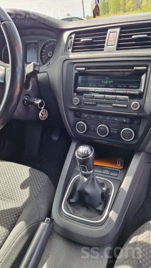 Yellow Volkswagen Jetta 2014 in Riga, with an engine capacity of 1.40 L and mileage of 253 thousand km for 4870 €, photo 8 on AUTOMOTO.COM.LV