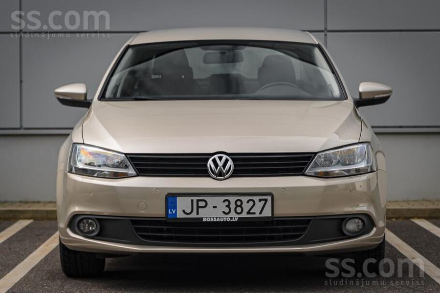 Yellow Volkswagen Jetta 2014 in Riga, with an engine capacity of 1.40 L and mileage of 97 thousand km for 5950 €, photo 3 on AUTOMOTO.COM.LV
