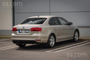 Yellow Volkswagen Jetta 2014 in Riga, with an engine capacity of 1.40 L and mileage of 97 thousand km for 5950 €, photo 5 on AUTOMOTO.COM.LV